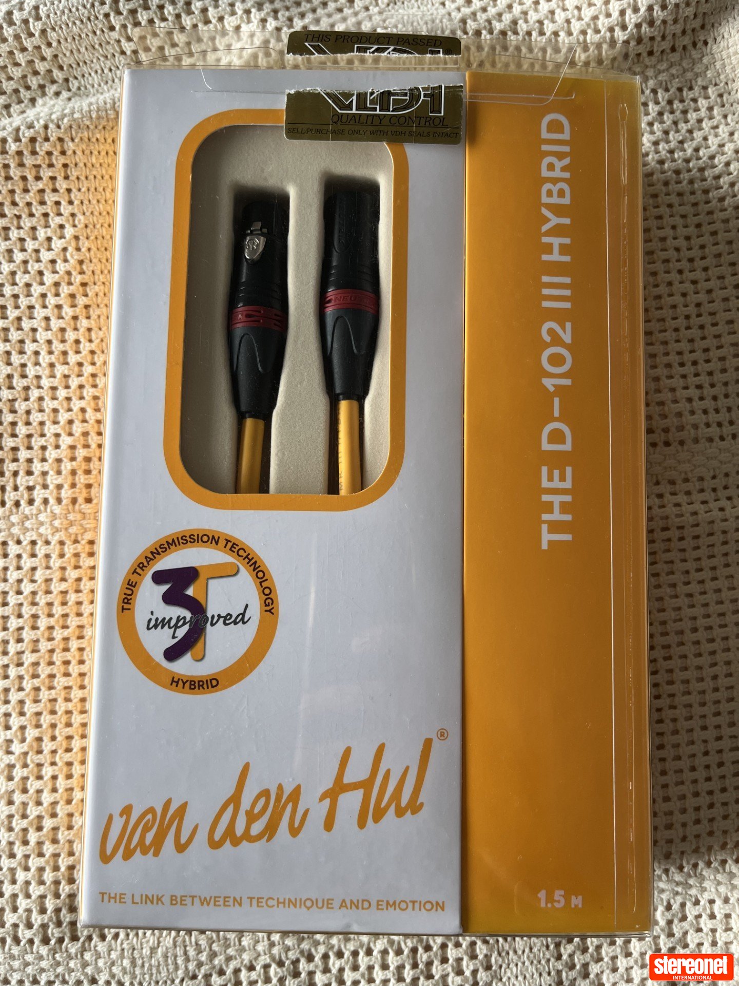 Van Den Hul D102 Mk III Interconnect Cables (XLR) - Interconnects - StereoNET