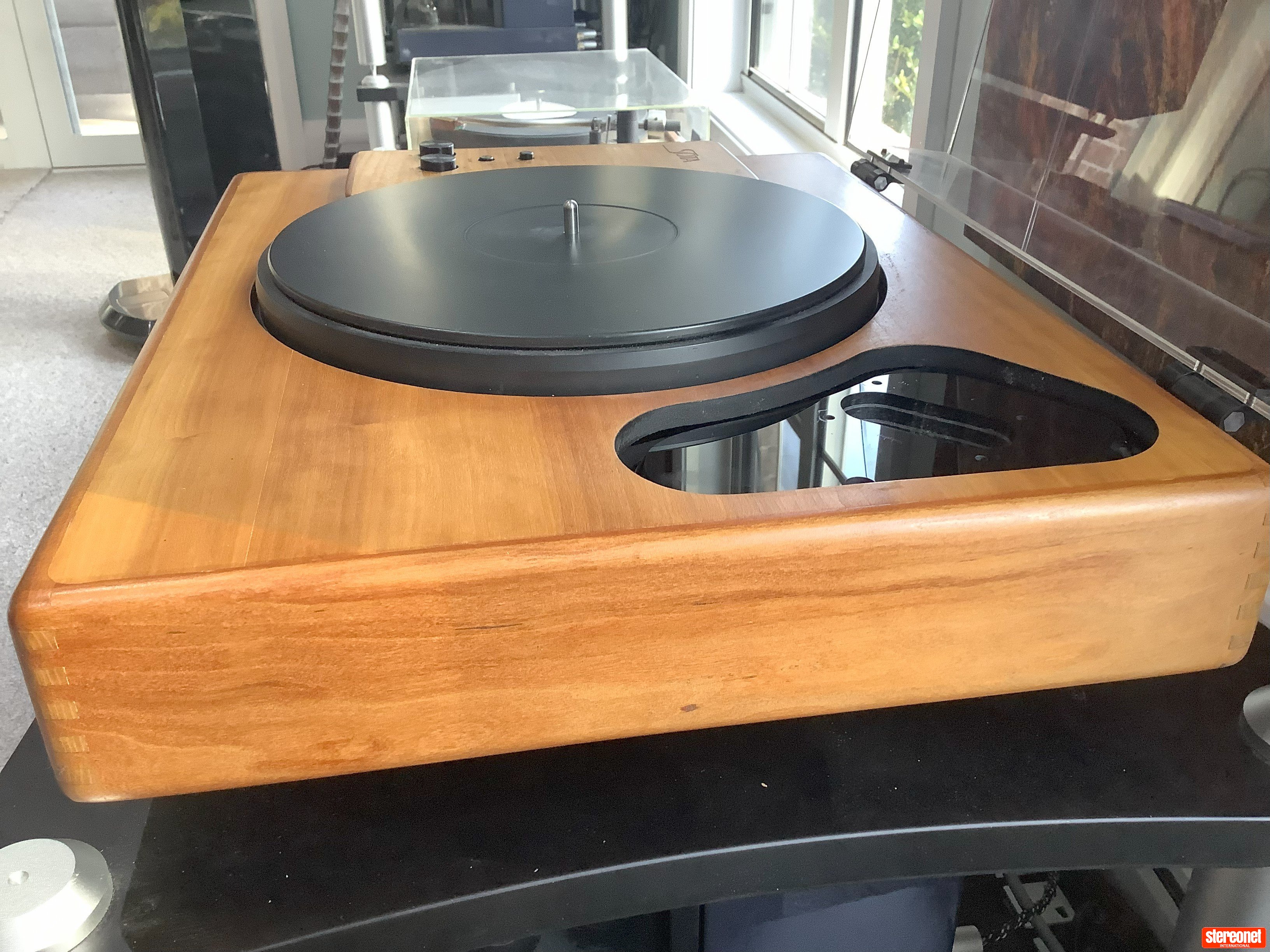 SOTA Sapphire V Turntable - Turntables & Record Players - StereoNET